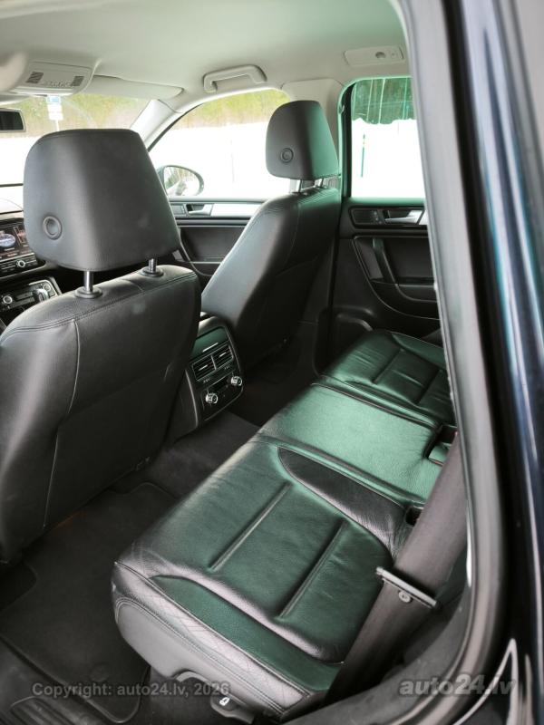 Blue Volkswagen Touareg 2011 in Riga, with an engine capacity of 3.00 L and mileage of 307 thousand km for 9850 €, photo 11 on AUTOMOTO.COM.LV