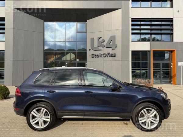 Blue Volkswagen Touareg 2011 in Riga, with an engine capacity of 3.00 L and mileage of 299 thousand km for 10999 €, photo 5 on AUTOMOTO.COM.LV