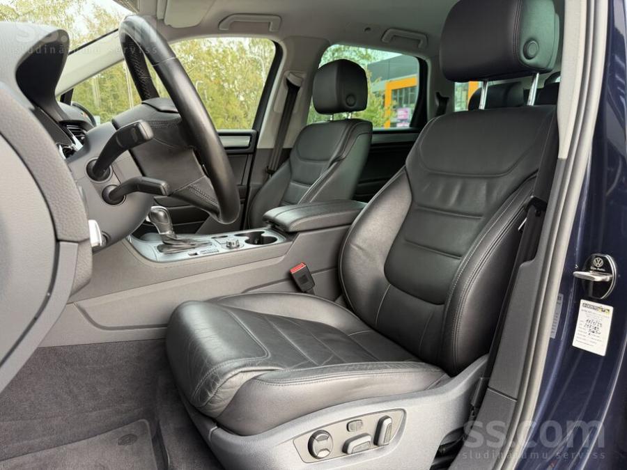 Zils Volkswagen Touareg 2011 Rīga, ar dzinēja tilpumu 3.00 L un nobraukumu 299 tūkst. km par 10999 €, foto 17 vietnē AUTOMOTO.COM.LV