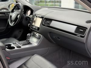 Zils Volkswagen Touareg 2011 Rīga, ar dzinēja tilpumu 3.00 L un nobraukumu 299 tūkst. km par 10999 €, foto 24 vietnē AUTOMOTO.COM.LV