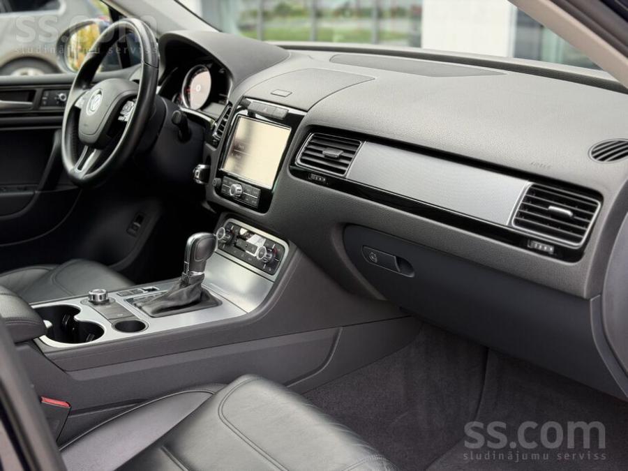 Zils Volkswagen Touareg 2011 Rīga, ar dzinēja tilpumu 3.00 L un nobraukumu 299 tūkst. km par 10999 €, foto 24 vietnē AUTOMOTO.COM.LV