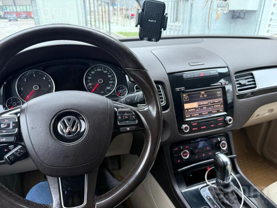 Blue Volkswagen Touareg 2012 in Riga, with an engine capacity of 3.00 L and mileage of 400 thousand km for 9800 €, photo 8 on AUTOMOTO.COM.LV