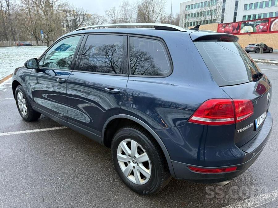 Blue Volkswagen Touareg 2012 in Riga, with an engine capacity of 3.00 L and mileage of 400 thousand km for 9800 €, photo 12 on AUTOMOTO.COM.LV
