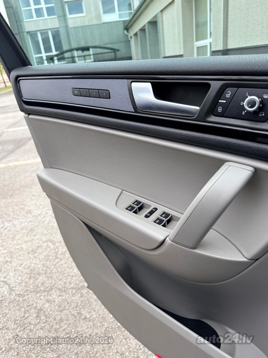 Zils Volkswagen Touareg 2012 Tallina, ar dzinēja tilpumu 3.00 L un nobraukumu 251 tūkst. km par 14000 €, foto 18 vietnē AUTOMOTO.COM.LV