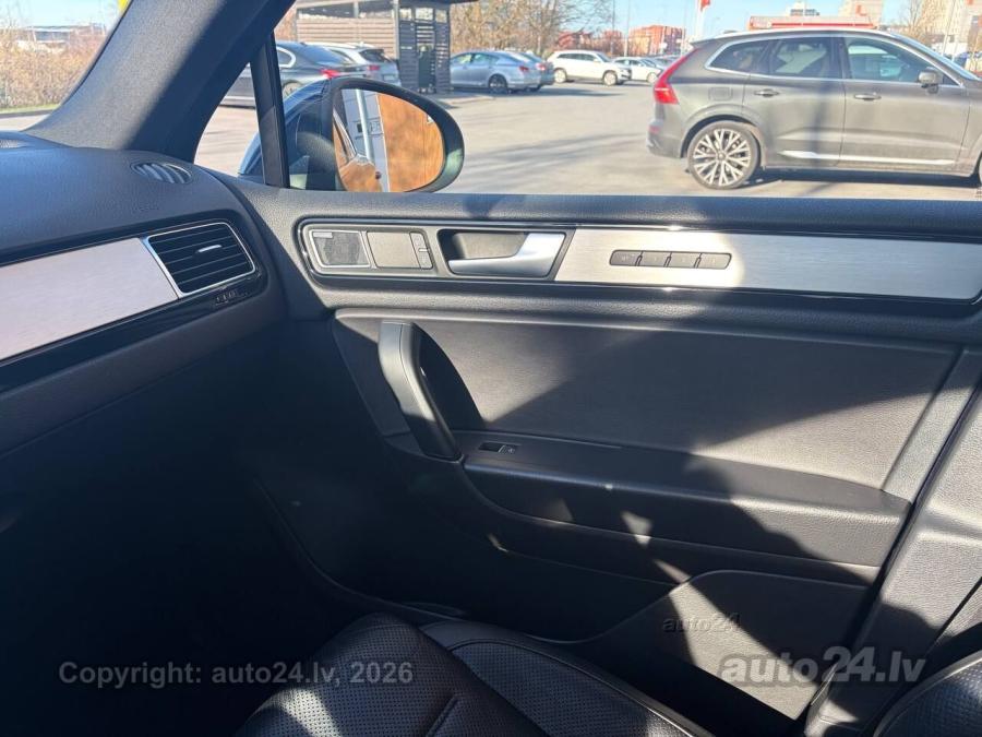 Zils Volkswagen Touareg 2012 Tallina, ar dzinēja tilpumu 3.00 L un nobraukumu 212 tūkst. km par 16000 €, foto 14 vietnē AUTOMOTO.COM.LV