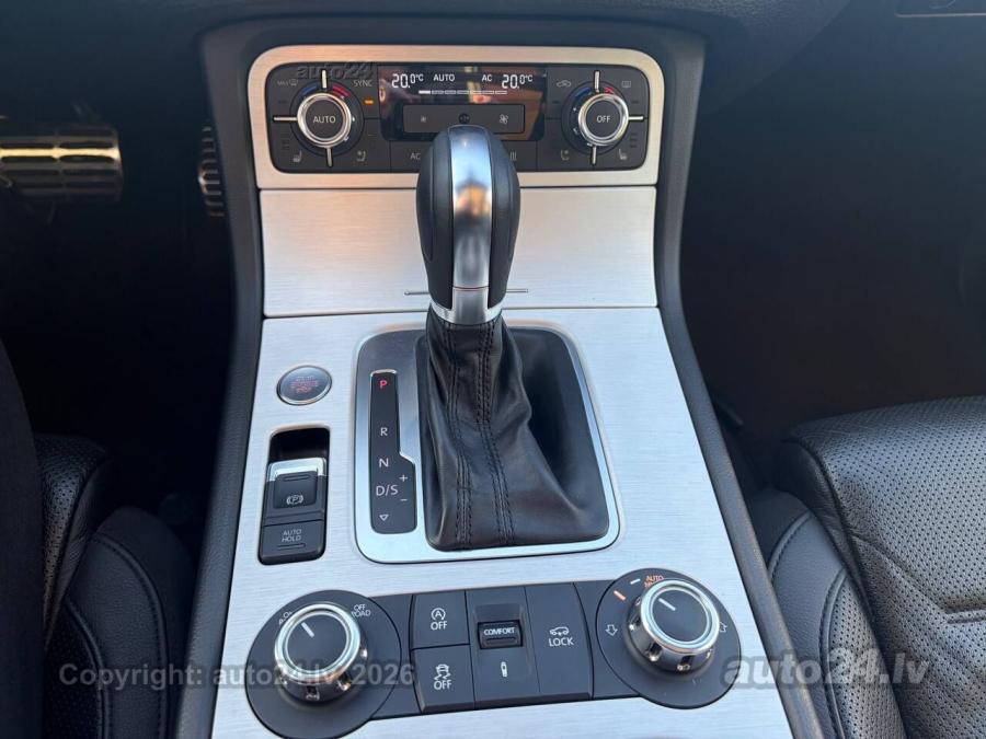 Zils Volkswagen Touareg 2012 Tallina, ar dzinēja tilpumu 3.00 L un nobraukumu 212 tūkst. km par 16000 €, foto 22 vietnē AUTOMOTO.COM.LV