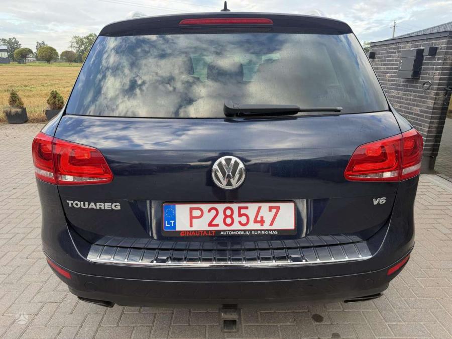 Blue Volkswagen Touareg 2012 in Siauliai, with an engine capacity of 3.60 L and mileage of 245 thousand km for 8500 €, photo 7 on AUTOMOTO.COM.LV