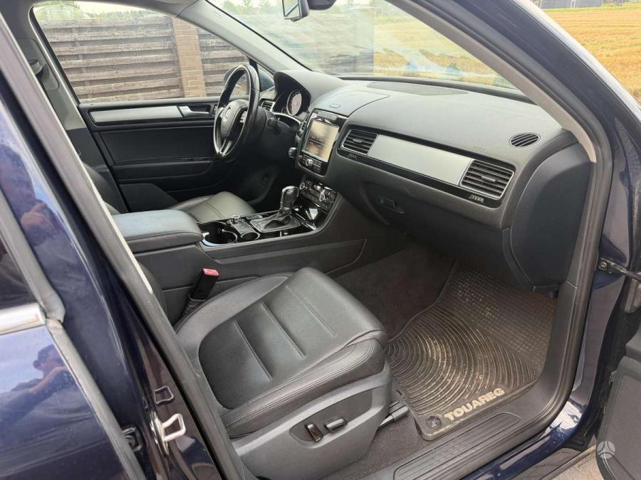 Blue Volkswagen Touareg 2012 in Siauliai, with an engine capacity of 3.60 L and mileage of 245 thousand km for 8500 €, photo 12 on AUTOMOTO.COM.LV