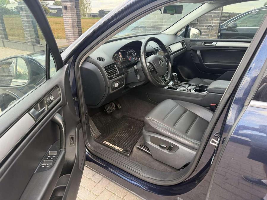 Blue Volkswagen Touareg 2012 in Siauliai, with an engine capacity of 3.60 L and mileage of 245 thousand km for 8500 €, photo 13 on AUTOMOTO.COM.LV