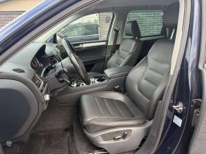 Blue Volkswagen Touareg 2012 in Siauliai, with an engine capacity of 3.60 L and mileage of 245 thousand km for 8500 €, photo 14 on AUTOMOTO.COM.LV
