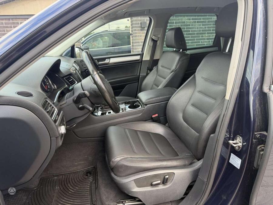 Blue Volkswagen Touareg 2012 in Siauliai, with an engine capacity of 3.60 L and mileage of 245 thousand km for 8500 €, photo 14 on AUTOMOTO.COM.LV