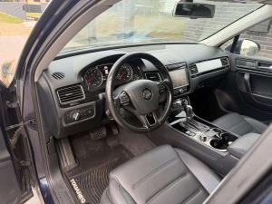 Blue Volkswagen Touareg 2012 in Siauliai, with an engine capacity of 3.60 L and mileage of 245 thousand km for 8500 €, photo 15 on AUTOMOTO.COM.LV