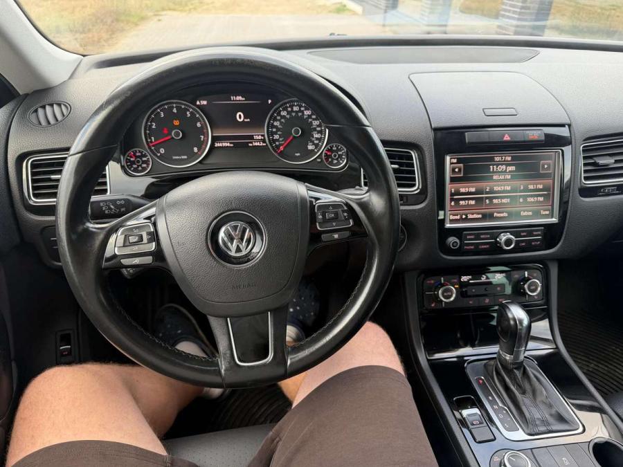 Blue Volkswagen Touareg 2012 in Siauliai, with an engine capacity of 3.60 L and mileage of 245 thousand km for 8500 €, photo 16 on AUTOMOTO.COM.LV