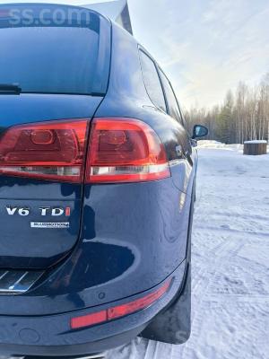 Blue Volkswagen Touareg 2013 in Rezekne, with an engine capacity of 3.00 L and mileage of 252 thousand km for 12700 €, photo 13 on AUTOMOTO.COM.LV