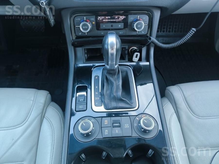 Blue Volkswagen Touareg 2013 in Rezekne, with an engine capacity of 3.00 L and mileage of 252 thousand km for 12700 €, photo 19 on AUTOMOTO.COM.LV