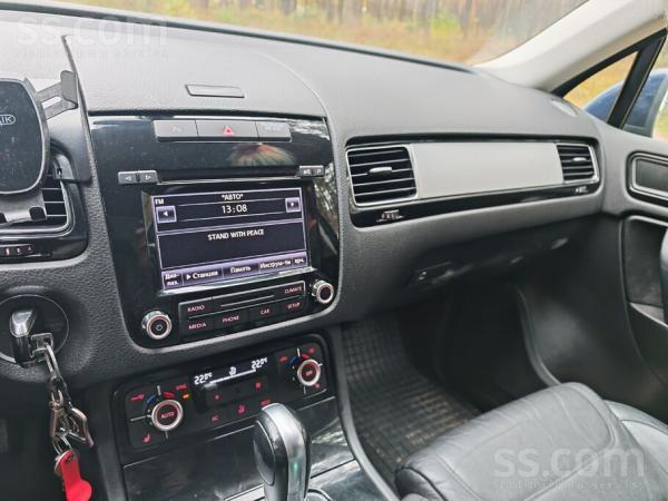 Zils Volkswagen Touareg 2013 Rīga, ar dzinēja tilpumu 3.00 L un nobraukumu 283 tūkst. km par 11000 €, foto 4 vietnē AUTOMOTO.COM.LV