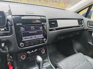 Zils Volkswagen Touareg 2013 Rīga, ar dzinēja tilpumu 3.00 L un nobraukumu 283 tūkst. km par 11000 €, foto 4 vietnē AUTOMOTO.COM.LV