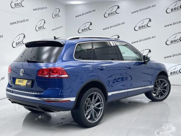 Blue Volkswagen Touareg 2015 in Avizieniai, with an engine capacity of 3.00 L and mileage of 232 thousand km for 17500 €, photo 2 on AUTOMOTO.COM.LV