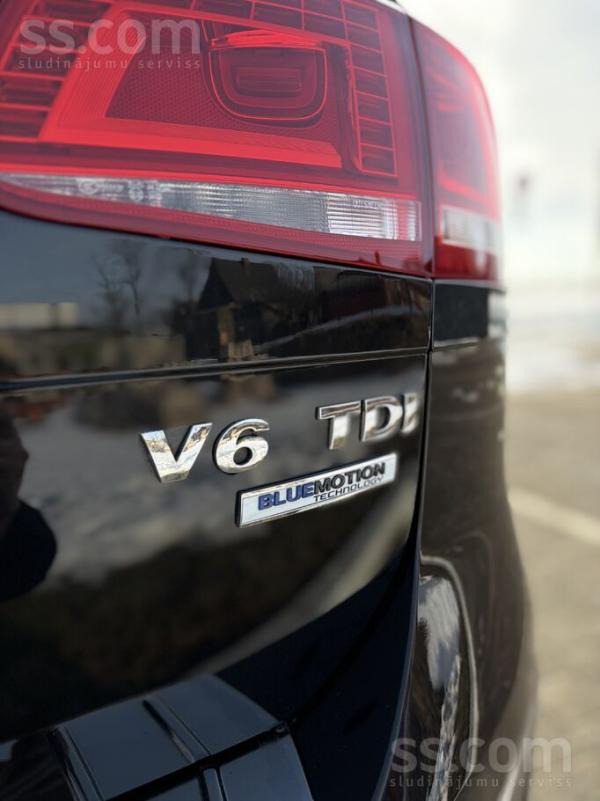 Blue Volkswagen Touareg 2015 in Rezekne, with an engine capacity of 2.90 L and mileage of 142 thousand km for 21000 €, photo 5 on AUTOMOTO.COM.LV