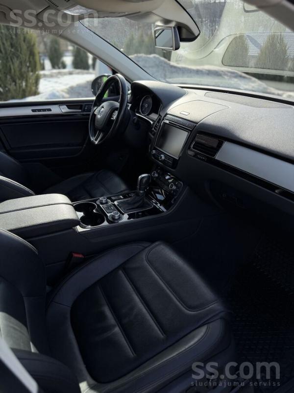 Blue Volkswagen Touareg 2015 in Rezekne, with an engine capacity of 2.90 L and mileage of 142 thousand km for 21000 €, photo 8 on AUTOMOTO.COM.LV