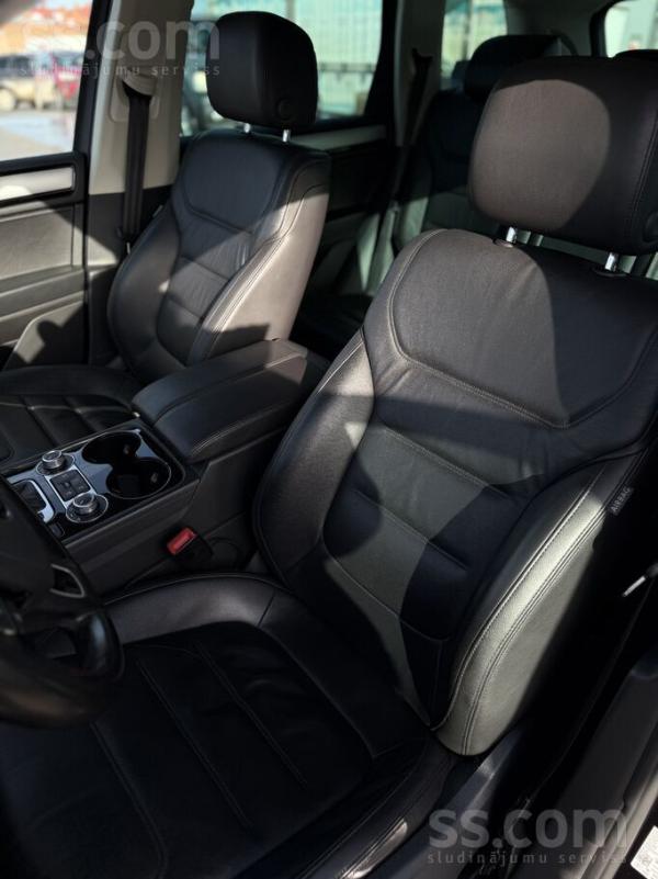 Blue Volkswagen Touareg 2015 in Rezekne, with an engine capacity of 2.90 L and mileage of 142 thousand km for 21000 €, photo 10 on AUTOMOTO.COM.LV