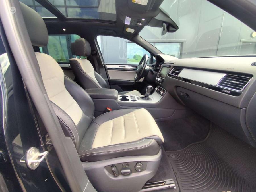 Zils Volkswagen Touareg 2017 Šauļi, ar dzinēja tilpumu 3.60 L un nobraukumu 240 tūkst. km par 14000 €, foto 18 vietnē AUTOMOTO.COM.LV