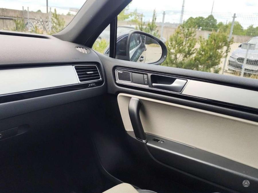 Zils Volkswagen Touareg 2017 Šauļi, ar dzinēja tilpumu 3.60 L un nobraukumu 240 tūkst. km par 14000 €, foto 19 vietnē AUTOMOTO.COM.LV