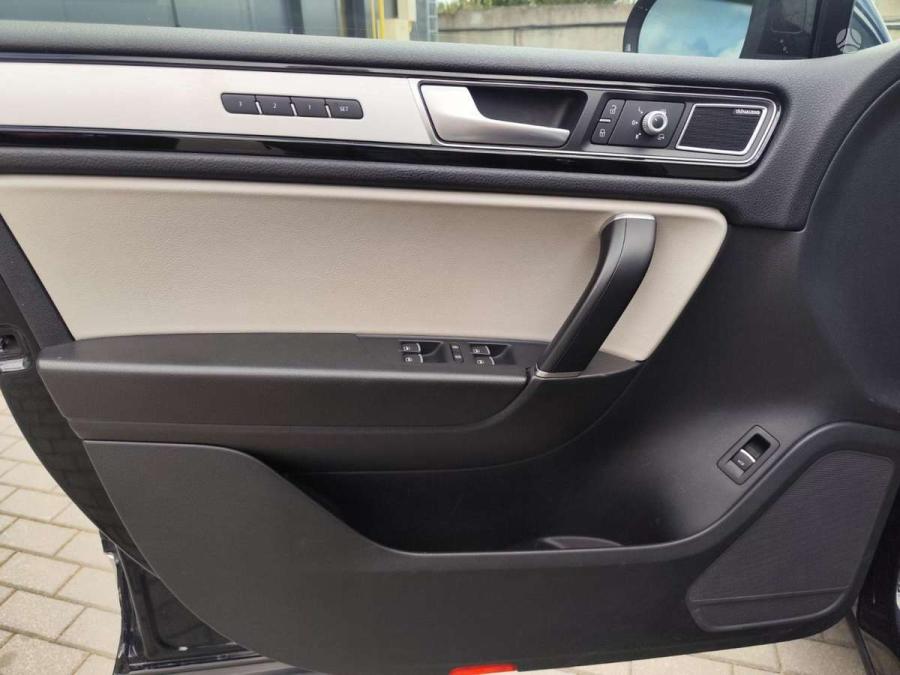 Zils Volkswagen Touareg 2017 Šauļi, ar dzinēja tilpumu 3.60 L un nobraukumu 240 tūkst. km par 14000 €, foto 20 vietnē AUTOMOTO.COM.LV