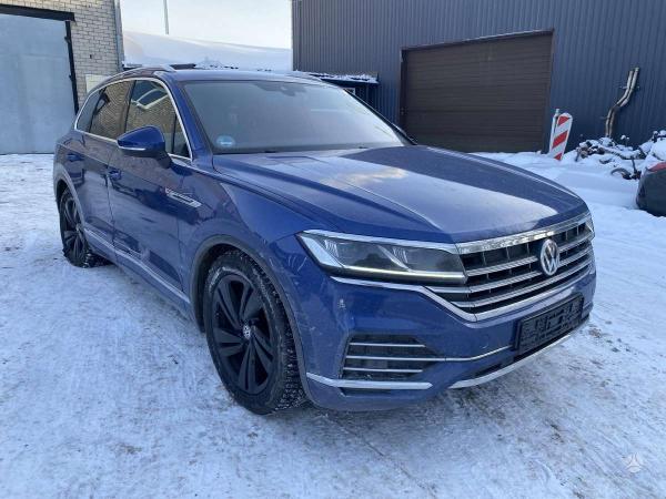 Blue Volkswagen Touareg 2018 in Kaunas, with an engine capacity of 2.97 L and mileage of 370 thousand km for 19900 €, photo 1 on AUTOMOTO.COM.LV