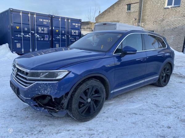Blue Volkswagen Touareg 2018 in Kaunas, with an engine capacity of 2.97 L and mileage of 370 thousand km for 19900 €, photo 2 on AUTOMOTO.COM.LV