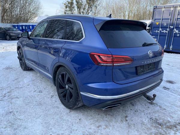 Blue Volkswagen Touareg 2018 in Kaunas, with an engine capacity of 2.97 L and mileage of 370 thousand km for 19900 €, photo 3 on AUTOMOTO.COM.LV
