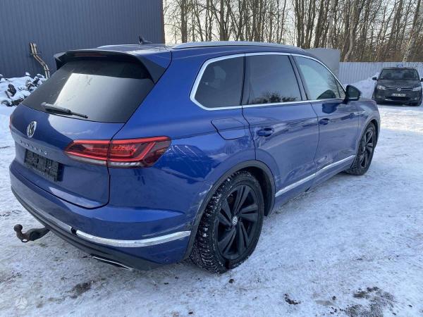 Blue Volkswagen Touareg 2018 in Kaunas, with an engine capacity of 2.97 L and mileage of 370 thousand km for 19900 €, photo 4 on AUTOMOTO.COM.LV