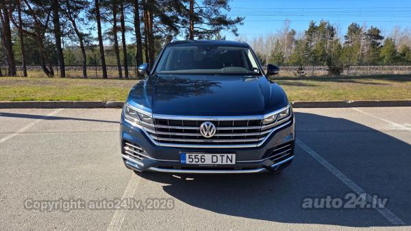 Blue Volkswagen Touareg 2018 in Tallinn, with an engine capacity of 3.00 L and mileage of 116 thousand km for 44900 €, photo 2 on AUTOMOTO.COM.LV