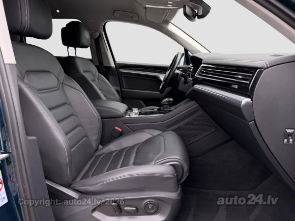 Blue Volkswagen Touareg 2018 in Parnu, with an engine capacity of 3.00 L and mileage of 117 thousand km for 37900 €, photo 5 on AUTOMOTO.COM.LV