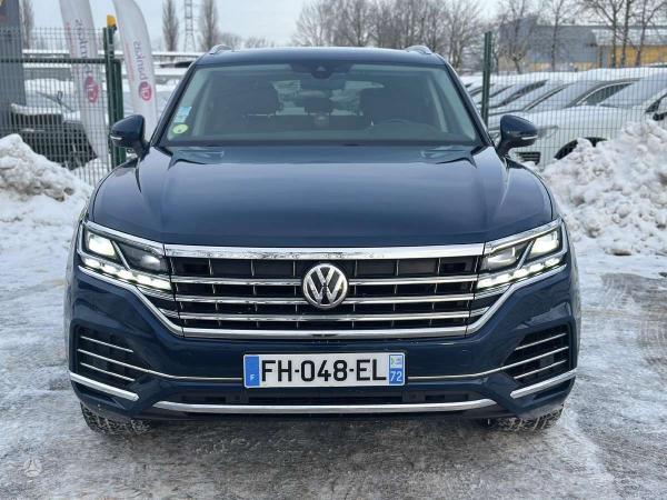 Blue Volkswagen Touareg 2019 in Klaipeda, with an engine capacity of 3.00 L and mileage of 257 thousand km for 29500 €, photo 3 on AUTOMOTO.COM.LV