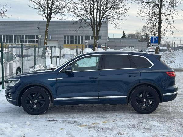 Blue Volkswagen Touareg 2019 in Klaipeda, with an engine capacity of 3.00 L and mileage of 257 thousand km for 29500 €, photo 8 on AUTOMOTO.COM.LV
