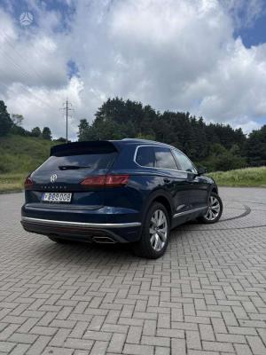 Blue Volkswagen Touareg 2019 in Vilnius, with an engine capacity of 2.97 L and mileage of 207 thousand km for 35400 €, photo 5 on AUTOMOTO.COM.LV