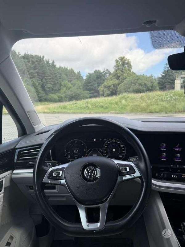 Blue Volkswagen Touareg 2019 in Vilnius, with an engine capacity of 2.97 L and mileage of 207 thousand km for 35400 €, photo 5 on AUTOMOTO.COM.LV