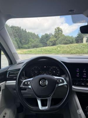 Blue Volkswagen Touareg 2019 in Vilnius, with an engine capacity of 2.97 L and mileage of 207 thousand km for 35400 €, photo 6 on AUTOMOTO.COM.LV