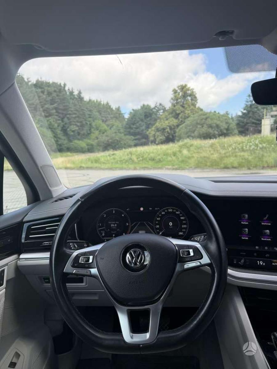 Blue Volkswagen Touareg 2019 in Vilnius, with an engine capacity of 2.97 L and mileage of 207 thousand km for 35400 €, photo 6 on AUTOMOTO.COM.LV