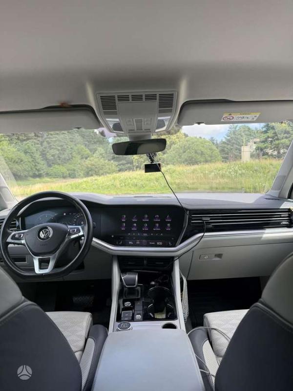Blue Volkswagen Touareg 2019 in Vilnius, with an engine capacity of 2.97 L and mileage of 207 thousand km for 35400 €, photo 6 on AUTOMOTO.COM.LV