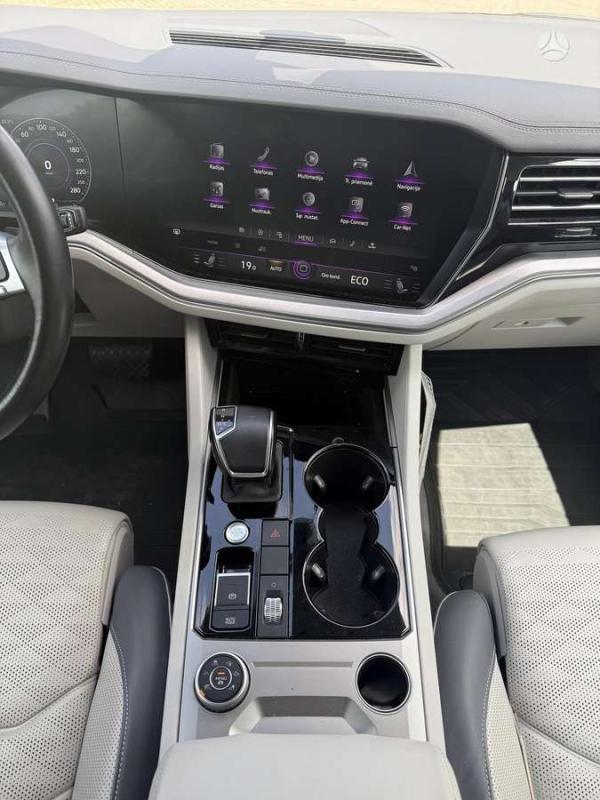 Blue Volkswagen Touareg 2019 in Vilnius, with an engine capacity of 2.97 L and mileage of 207 thousand km for 35400 €, photo 8 on AUTOMOTO.COM.LV