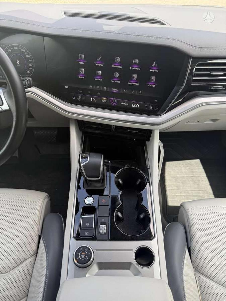 Blue Volkswagen Touareg 2019 in Vilnius, with an engine capacity of 2.97 L and mileage of 207 thousand km for 35400 €, photo 9 on AUTOMOTO.COM.LV
