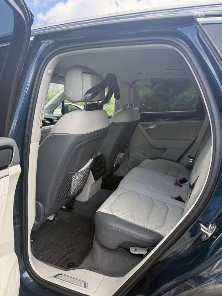 Blue Volkswagen Touareg 2019 in Vilnius, with an engine capacity of 2.97 L and mileage of 207 thousand km for 35400 €, photo 12 on AUTOMOTO.COM.LV