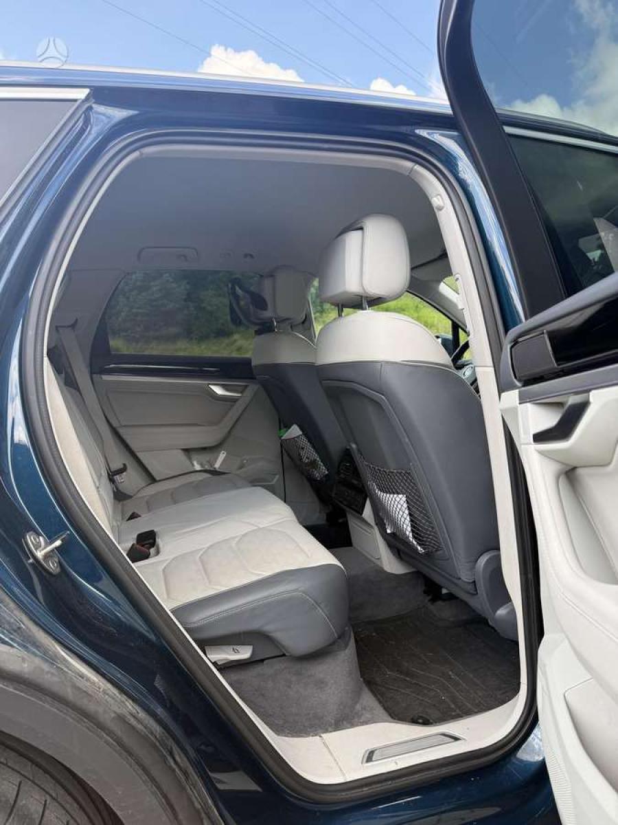 Blue Volkswagen Touareg 2019 in Vilnius, with an engine capacity of 2.97 L and mileage of 207 thousand km for 35400 €, photo 13 on AUTOMOTO.COM.LV