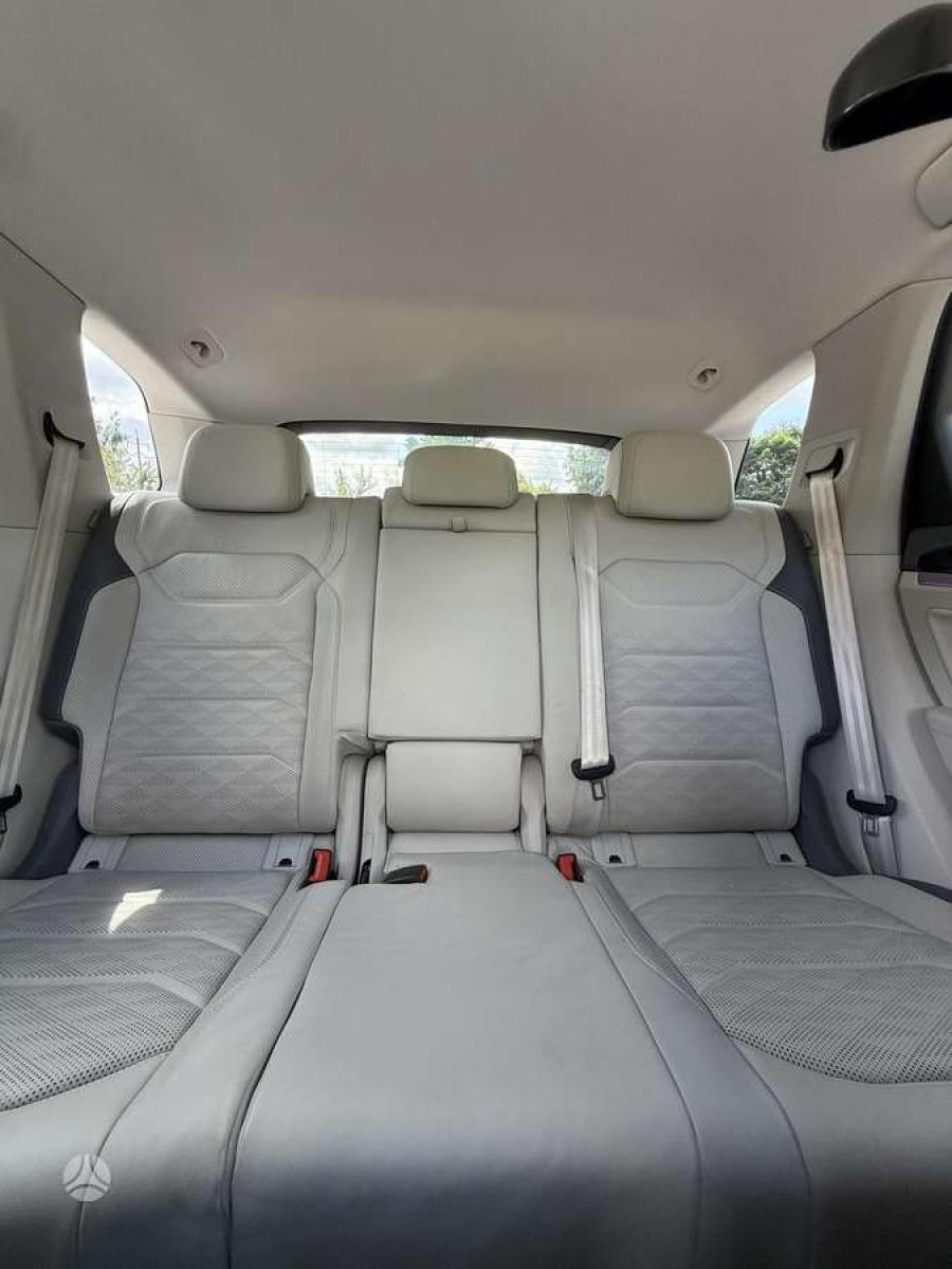 Blue Volkswagen Touareg 2019 in Vilnius, with an engine capacity of 2.97 L and mileage of 207 thousand km for 35400 €, photo 16 on AUTOMOTO.COM.LV