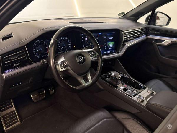 Volkswagen Touareg 2019 in Marijampole on AUTOMOTO.COM.LV Blue Volkswagen Touareg 2019 in Marijampole, with an engine capacity of 2.97 L and mileage of 205 thousand km for 33850 €, photo 3 on AUTOMOTO.COM.LV