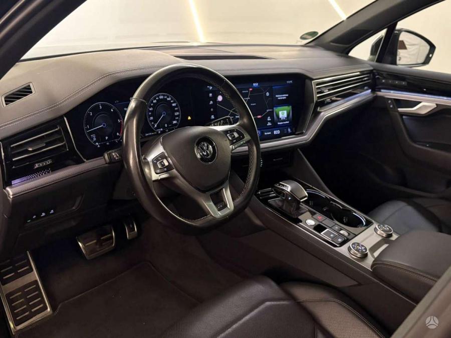 Blue Volkswagen Touareg 2019 in Marijampole, with an engine capacity of 2.97 L and mileage of 205 thousand km for 33850 €, photo 3 on AUTOMOTO.COM.LV