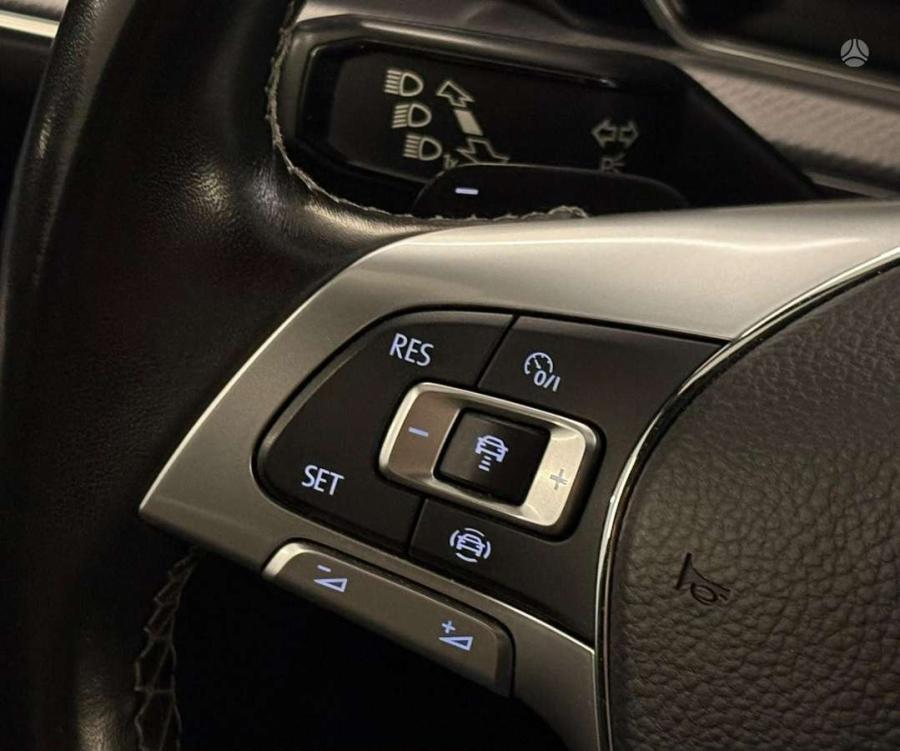 Blue Volkswagen Touareg 2019 in Marijampole, with an engine capacity of 2.97 L and mileage of 205 thousand km for 33850 €, photo 4 on AUTOMOTO.COM.LV