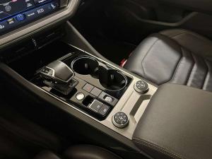 Blue Volkswagen Touareg 2019 in Marijampole, with an engine capacity of 2.97 L and mileage of 205 thousand km for 33850 €, photo 5 on AUTOMOTO.COM.LV
